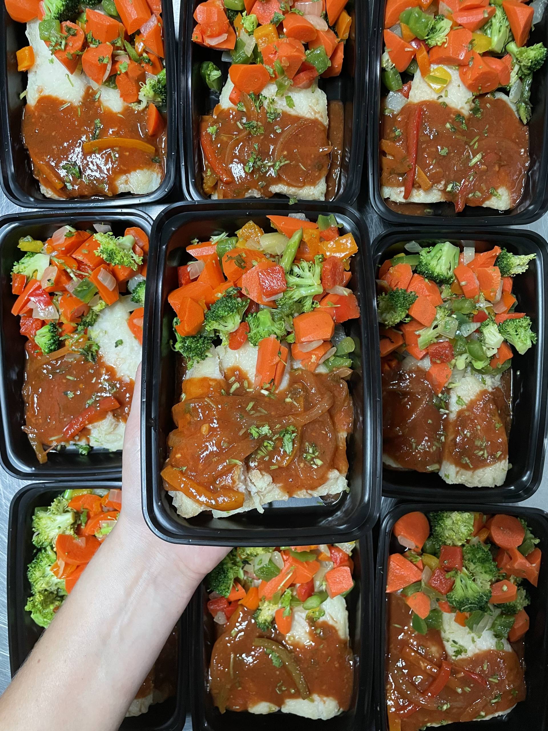 Mero en salsa criolla con vegetales - ZOÍ Meals | Fresh & Healthy Meal ...