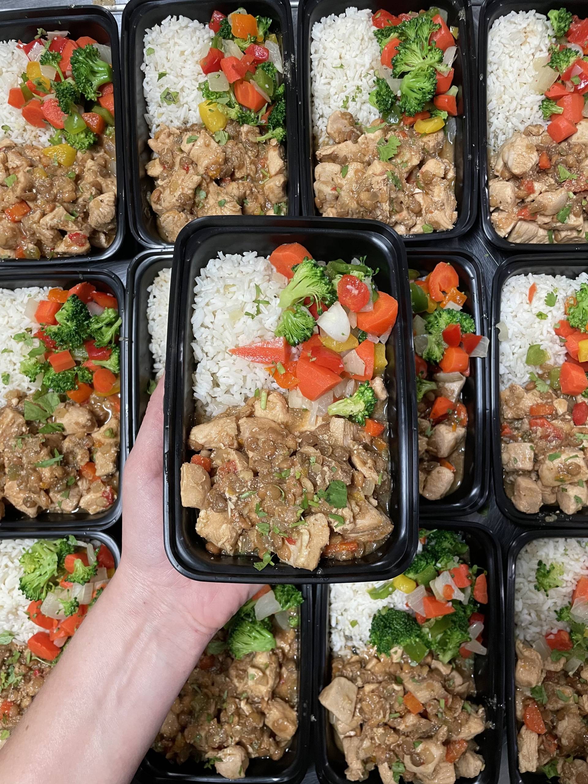 Pollo guisado con lentejas, arroz con jengibre y vegetales - ZOÍ Meals ...